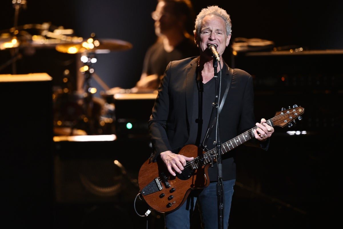 Fleetwood Mac guitarist attacked with unknown…