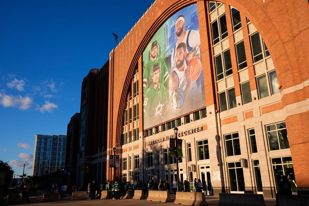 Dallas Stars' arena investigating 4 fans for…