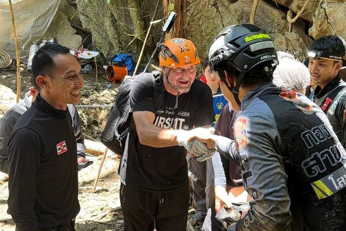 Thai rescuers join mission to save group trapped in…