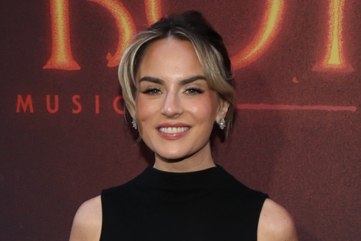 Singer JoJo reacts after learning Broadway’s Chess…