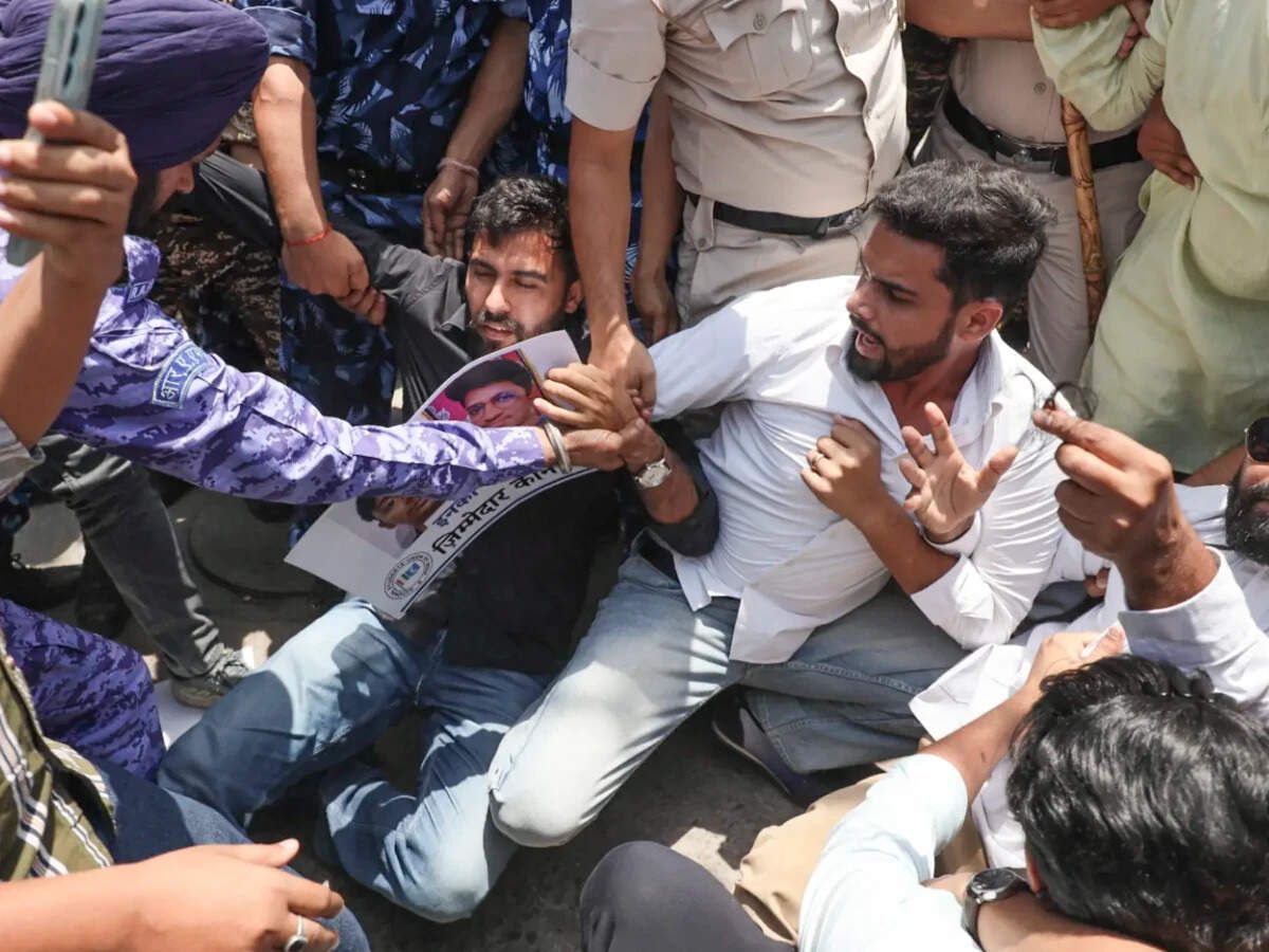 'Modi-Shah duo accountable to this family': Rahul…