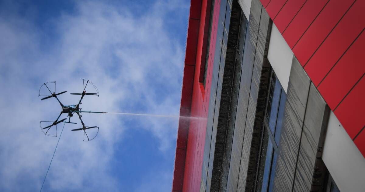Window washers no longer hanging from ropes, but…