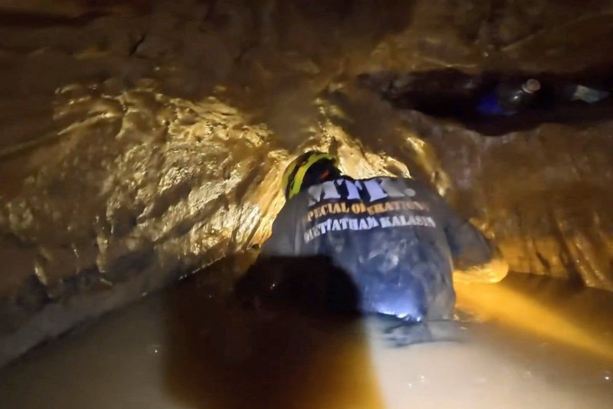 Rescuers face new challenge of freeing group trapped…