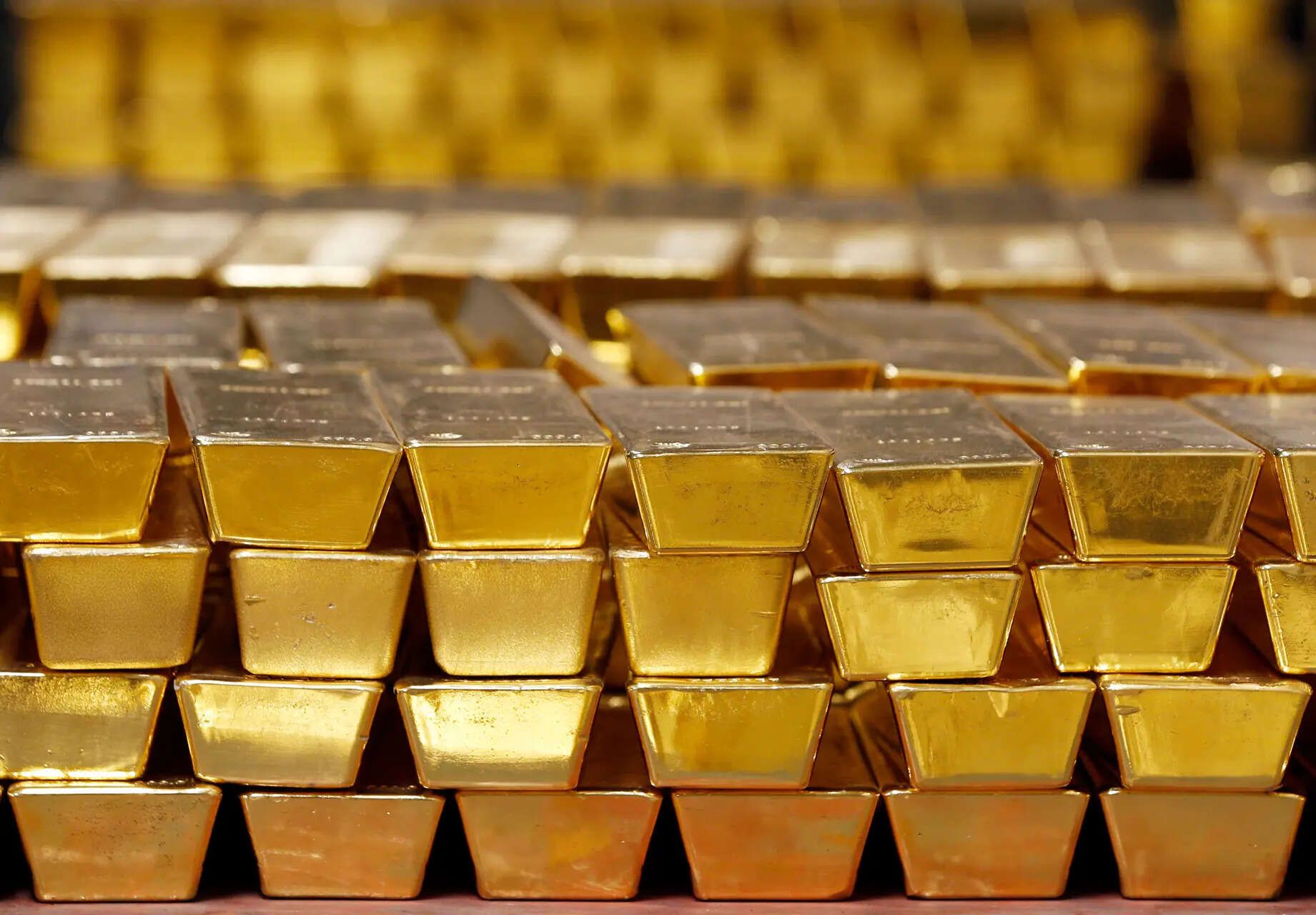 Gold falls below Rs 1.54 lakh/10 grams, silver drops…