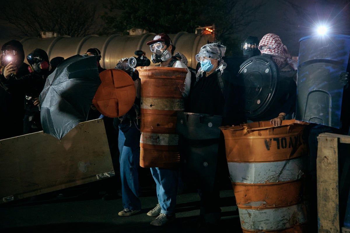 6 protesters arrested after clash with ICE officers…