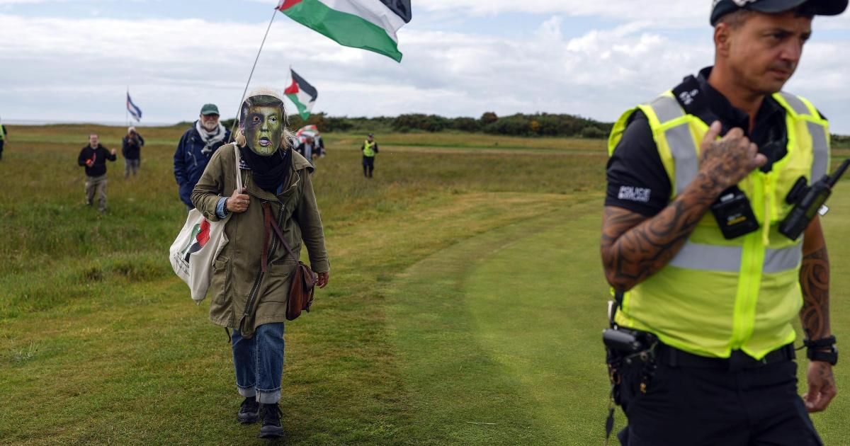 Campaigners stage protest at Trump's golf course…