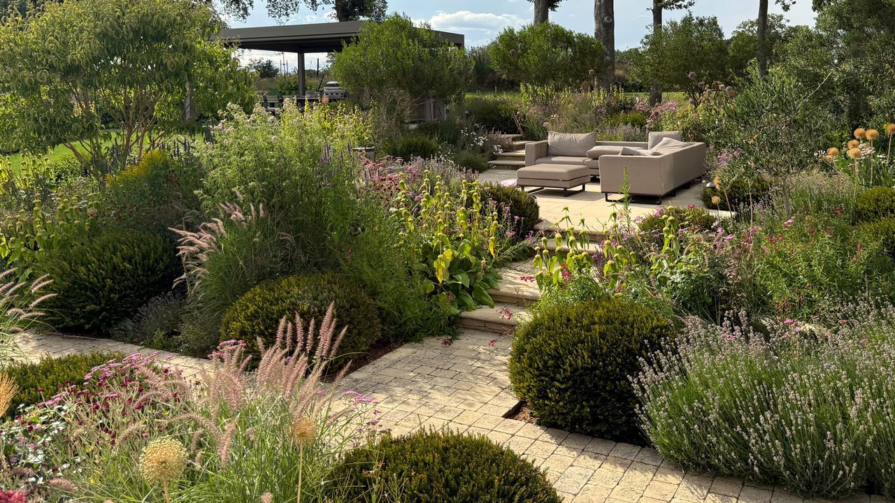 The Layered Planting Approach That Designers Say Will…