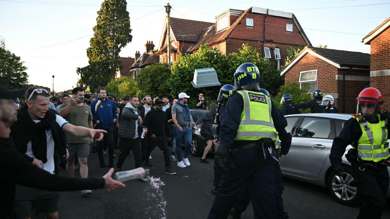 'I can't breathe': Protesters attack police at UK…
