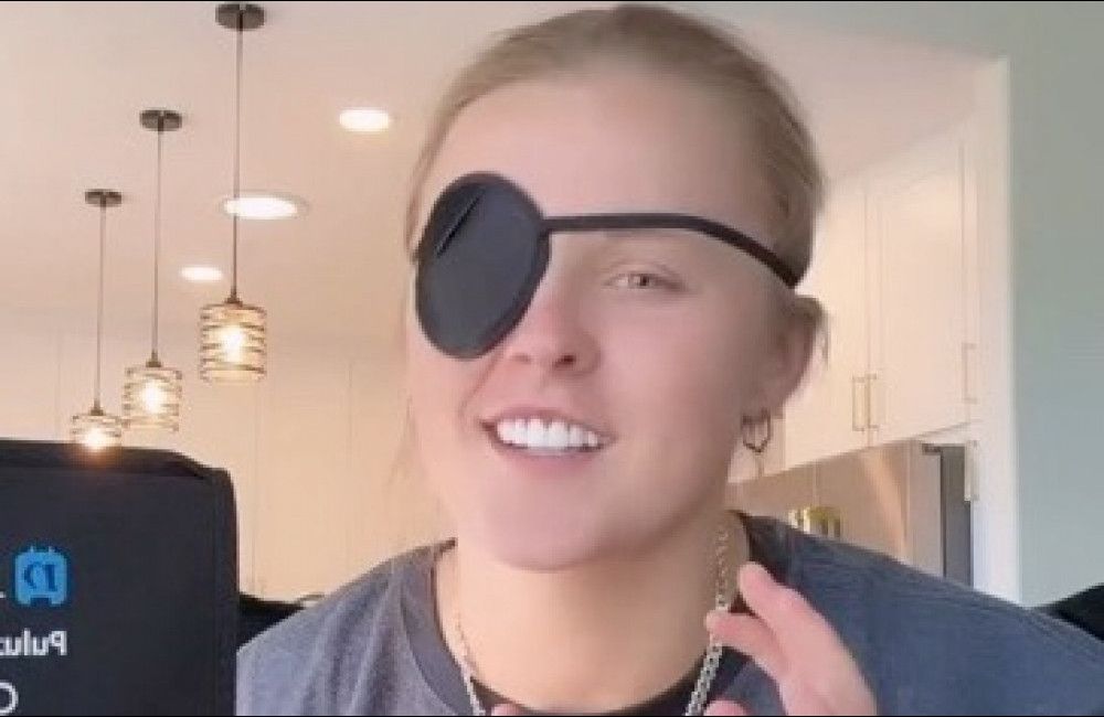 JoJo Siwa battling concussion after freak golf cart…