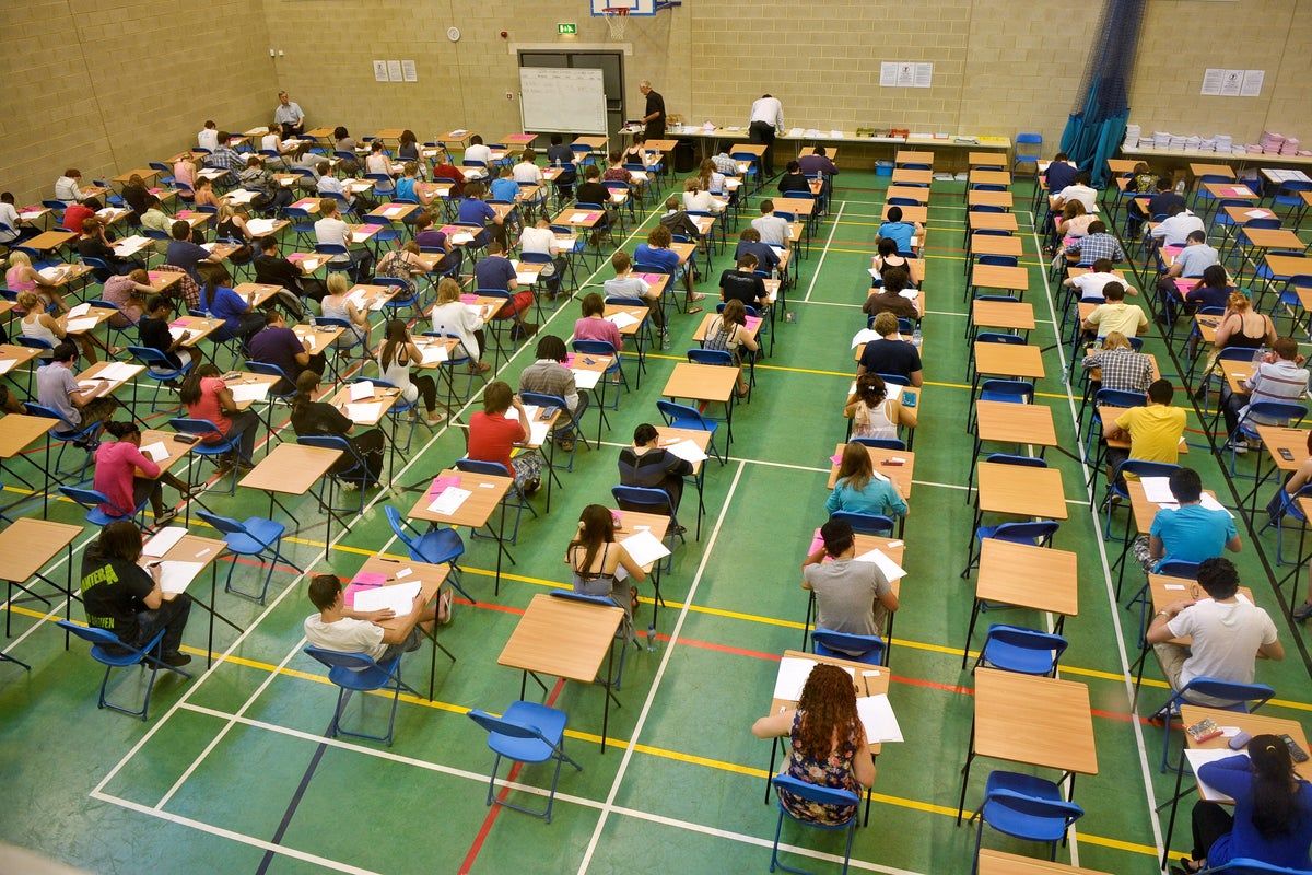 Students using phones, smart watches and glasses to…