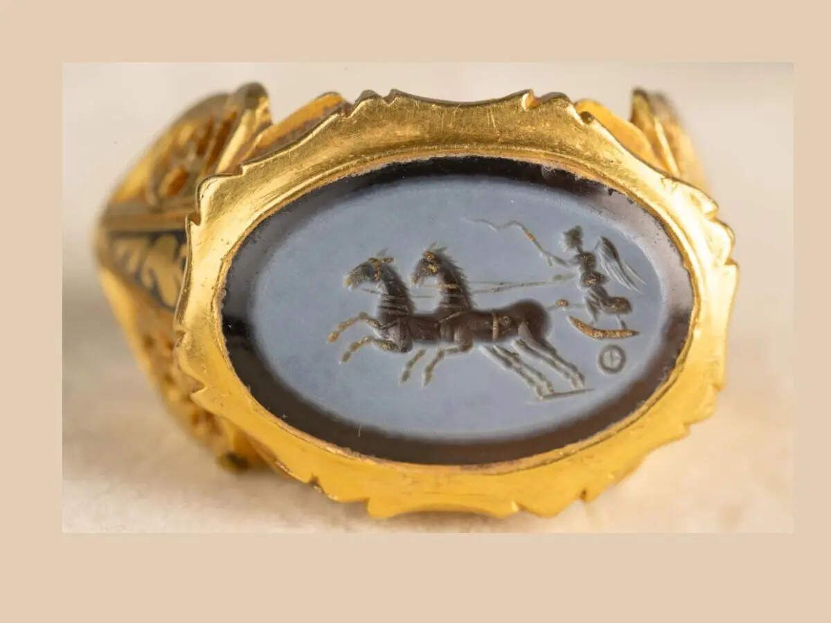1,700-year-old Roman gold ring discovered in England…