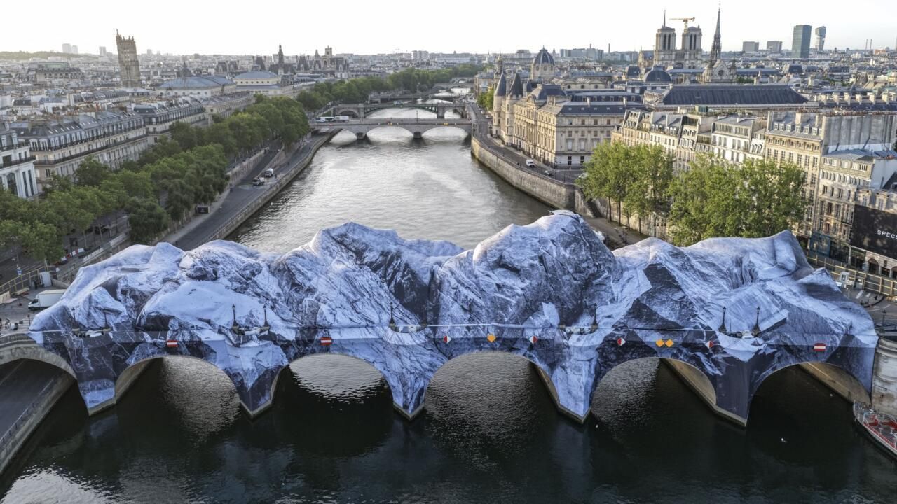 The week in pictures: Paris bridge transformed, French…