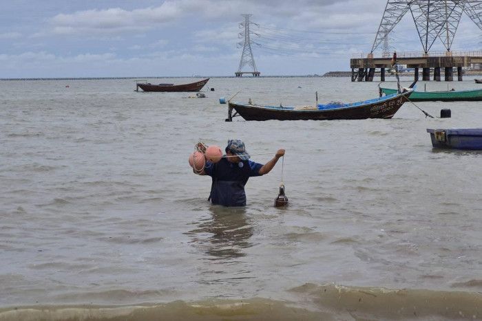 Dark, smelly waters linked to sediment