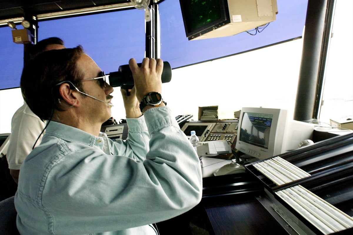 FAA pushing to hire thousands of new air traffic…