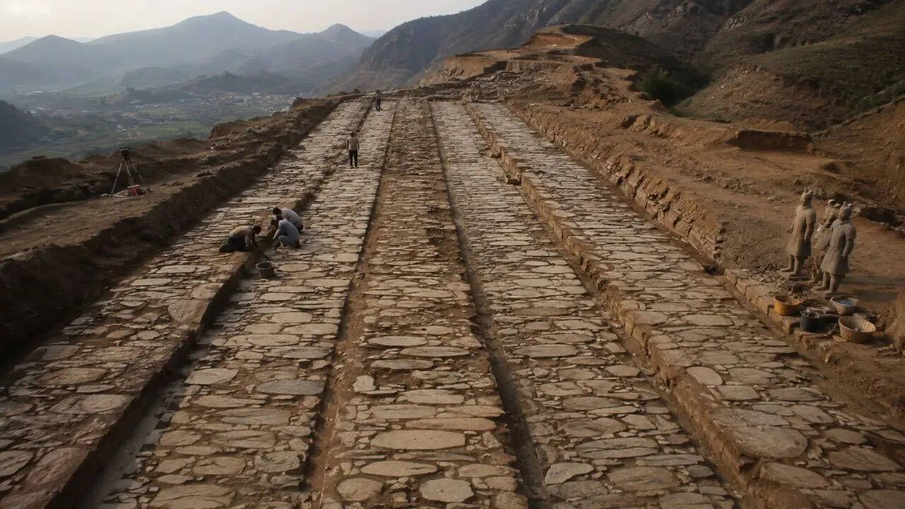 A 2200-year-old Chinese four-lane highway discovered…