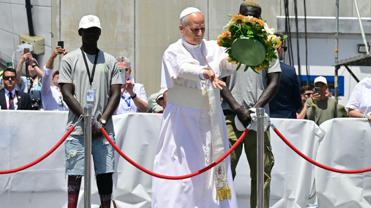 Pope casts flowers in sea in tribute to drowned…