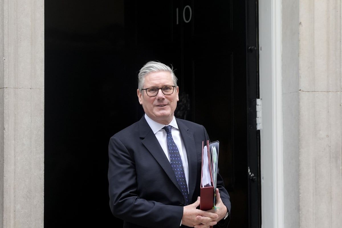 Starmer insists he will not walk away after defence…