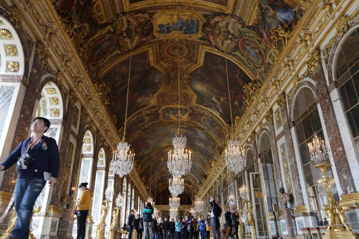 Macron deploys Versailles’ gold, mirrors and history…