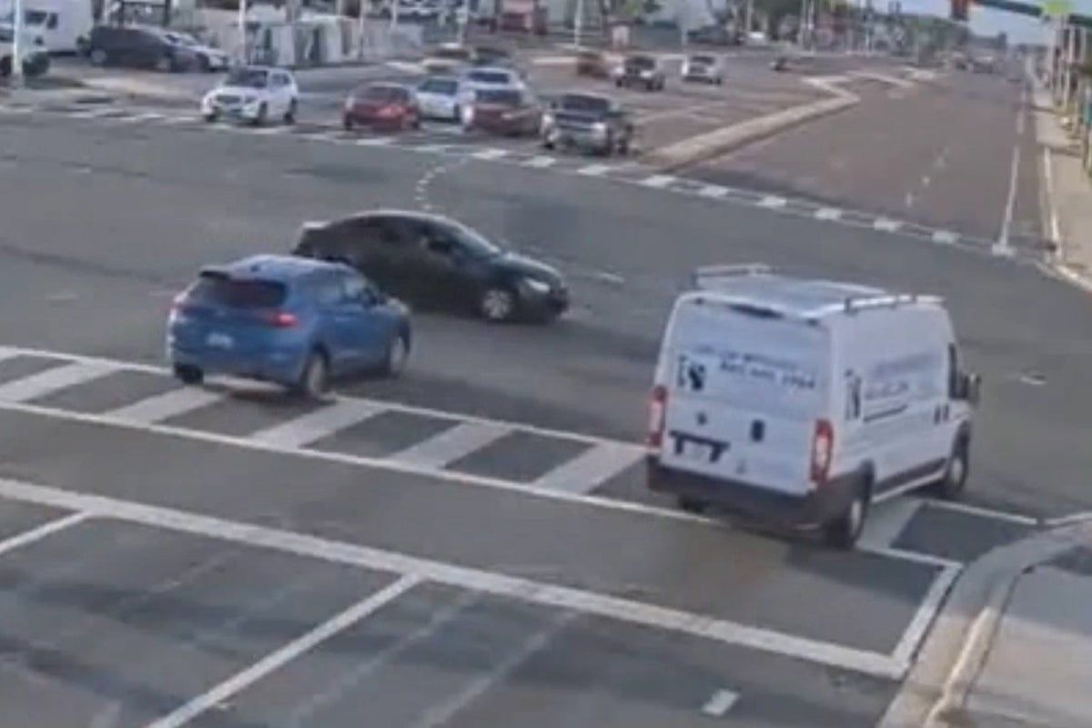 Heart-stopping moment red light runner misses car by…