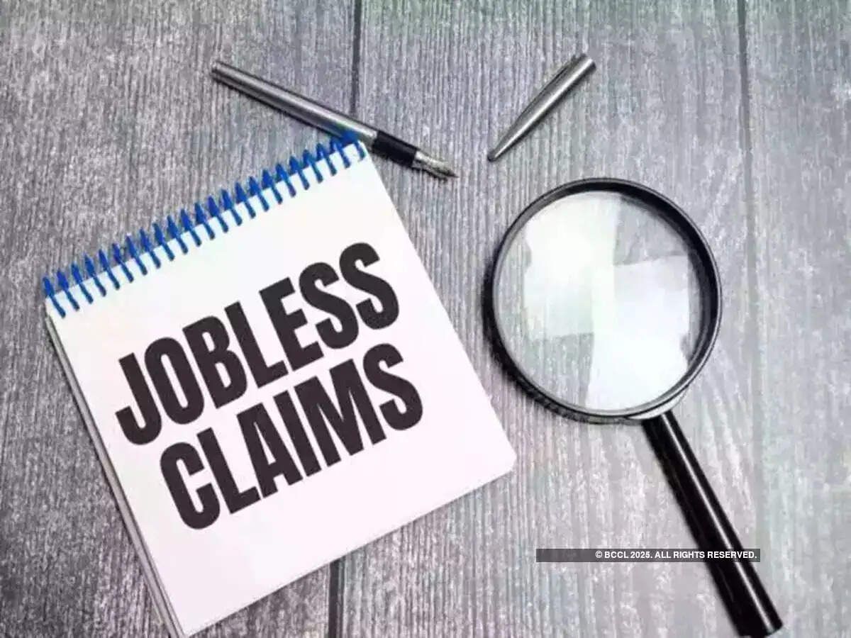 US weekly jobless claims fall amid low layoffs