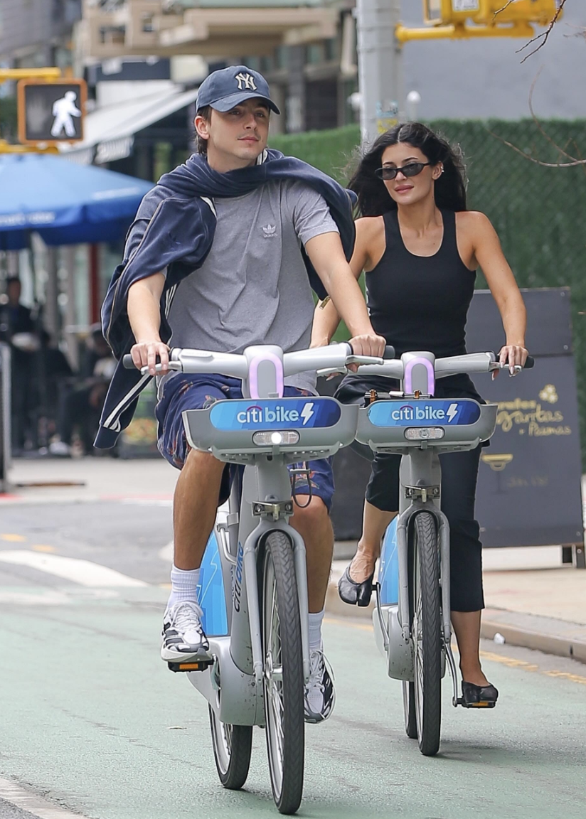 Kylie Jenner Citi Bikes in $1K Margiela Tabis and…
