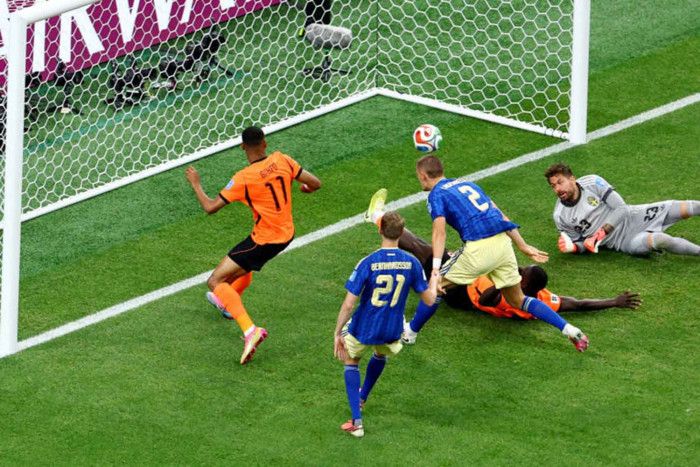Double delight for Dutch in 5-1 rout of Sweden