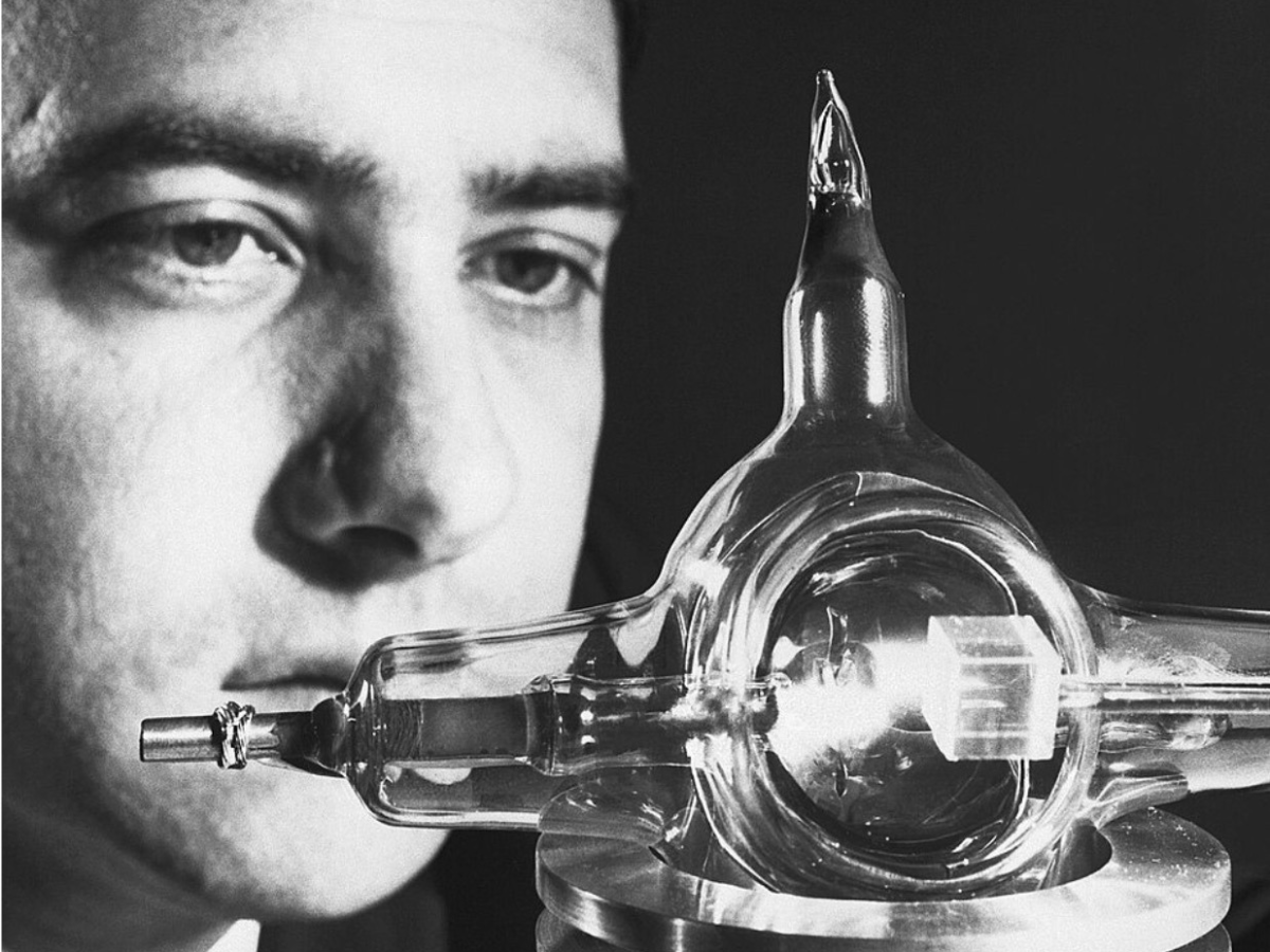 In 1960, a physicist fired a flash lamp into a…