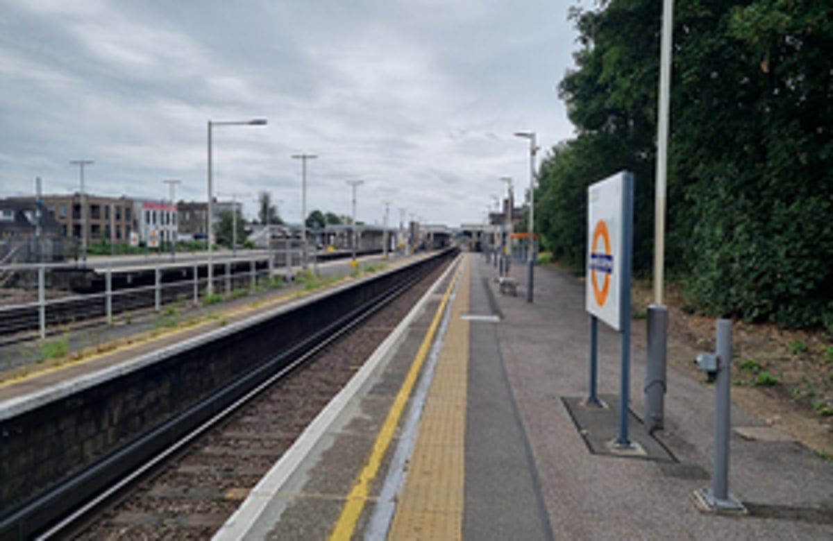 Driver ‘distracted’ by mobile phone when train…