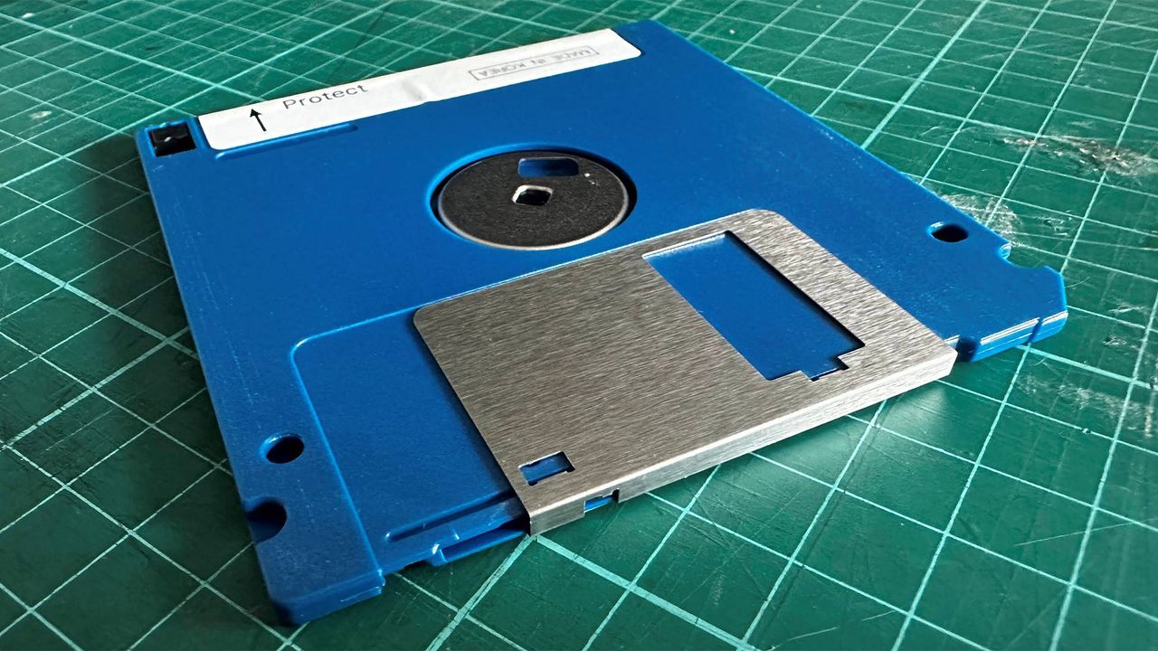 HamsterOS jams a 32-bit GUI operating system in a…