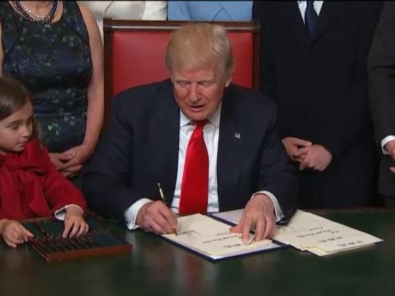 Inauguration: Donald Trump's bizarre signature…