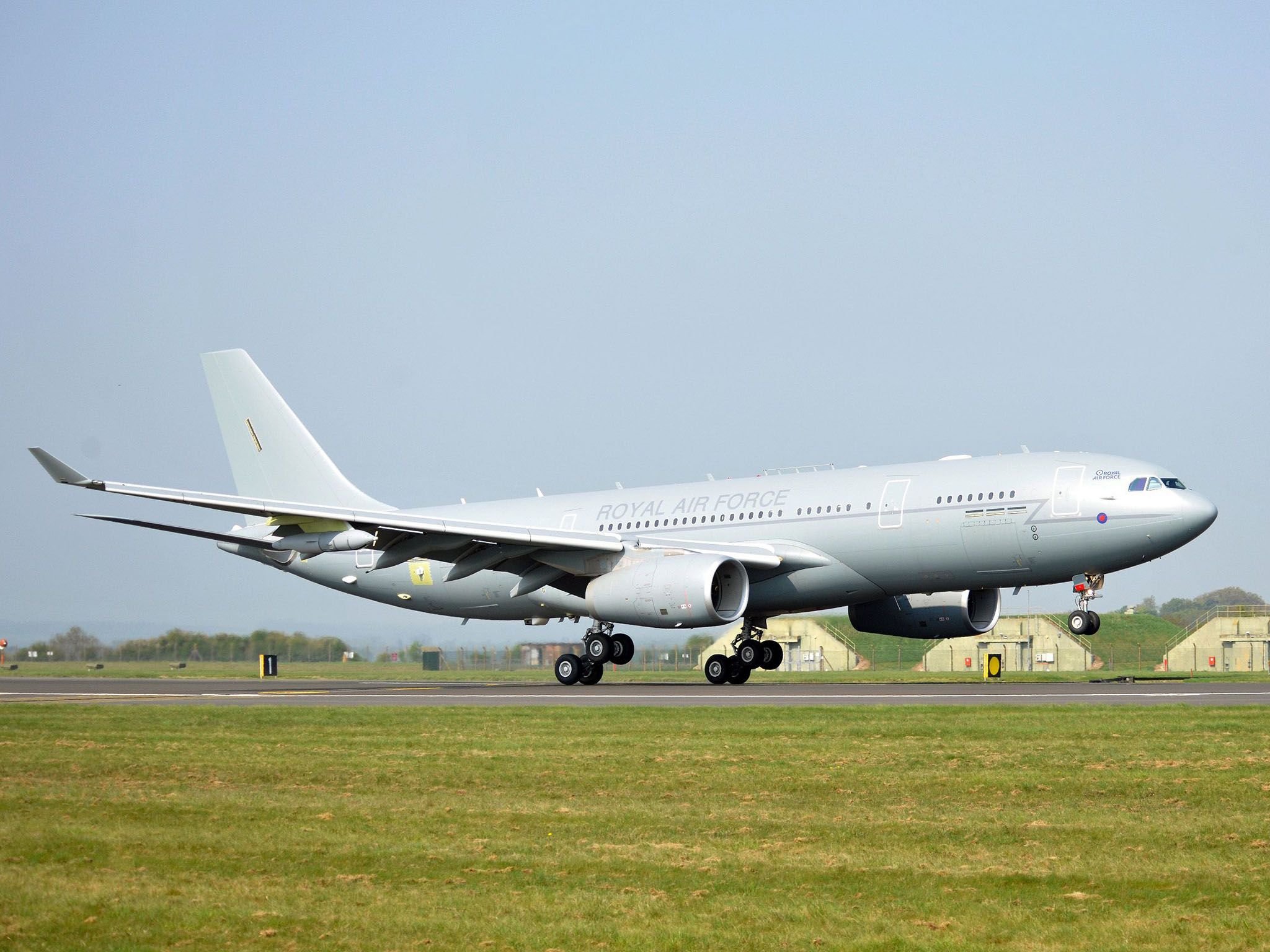 RAF tanker plane and US fighter jets in near-miss over…