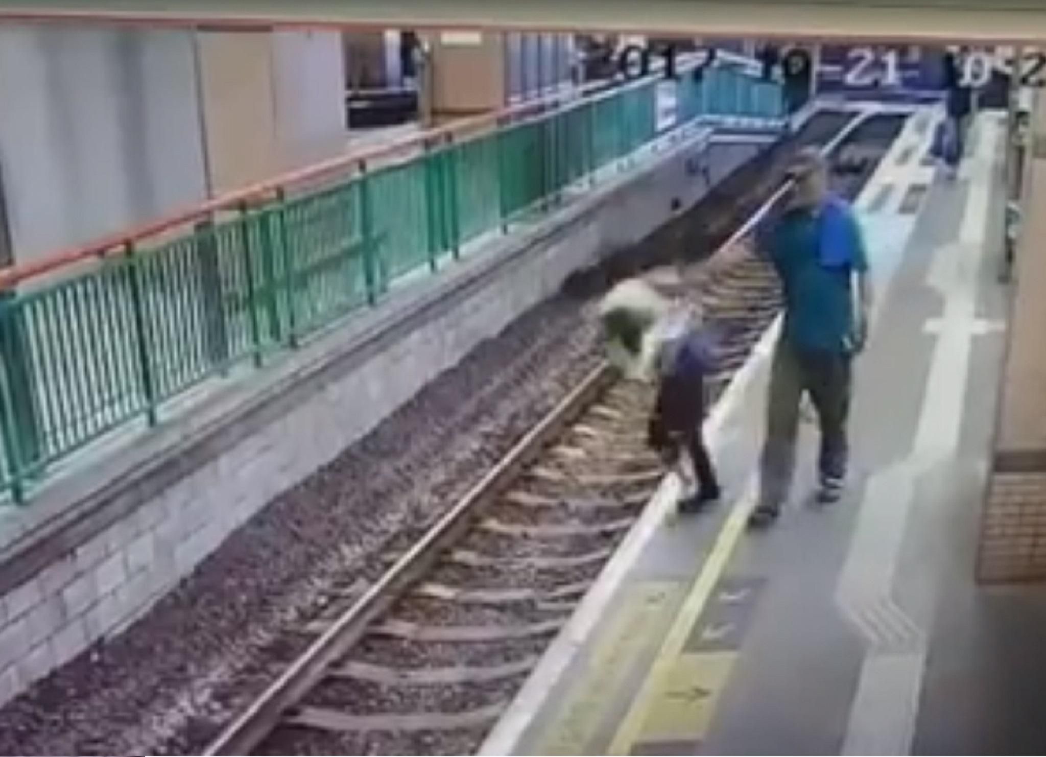 Shocking footage shows man calmly shoving woman onto…