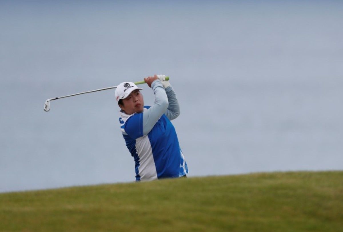 Golf - Feng defends title in Japan with two-stroke…