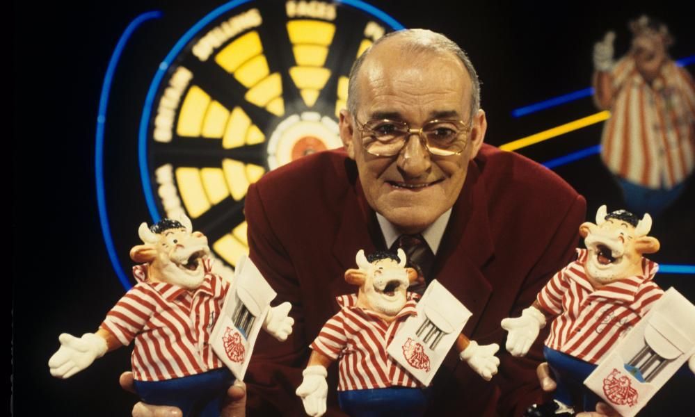 Jim Bowen, Bullseye host and comedian, dies aged 80