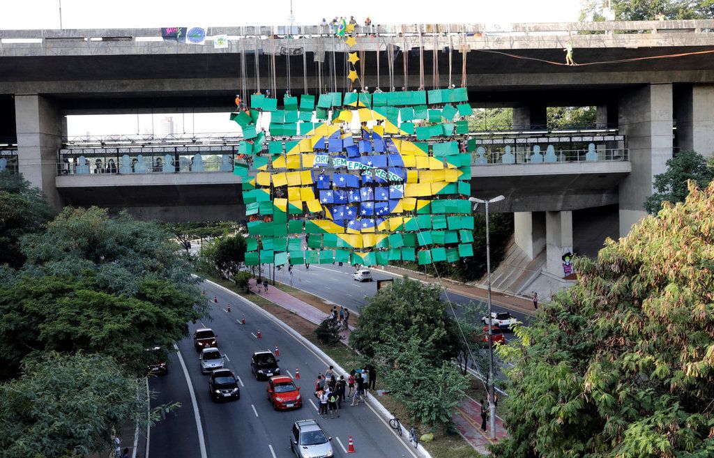 Brazilian climbers create mosaic to inspire World Cup…