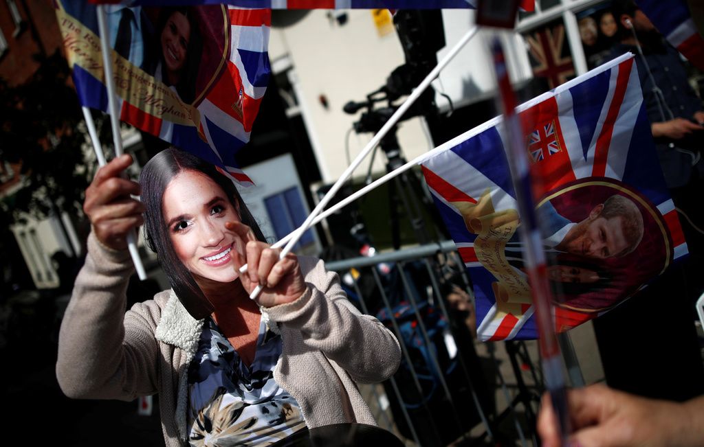 Well-wishers make world's longest card for royal couple