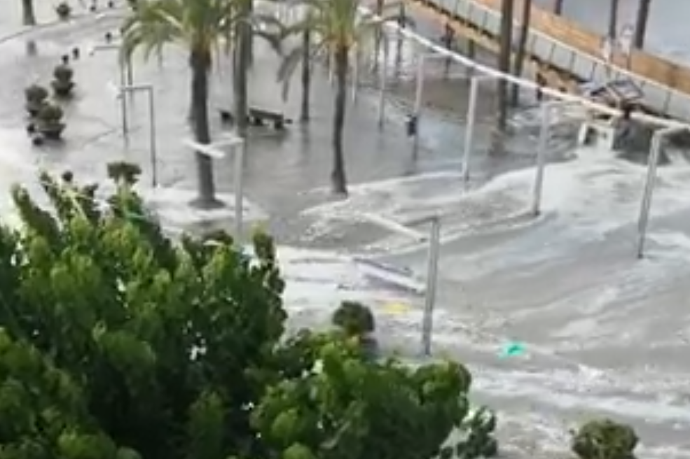 Meteotsunami: Footage shows tourist beaches in…