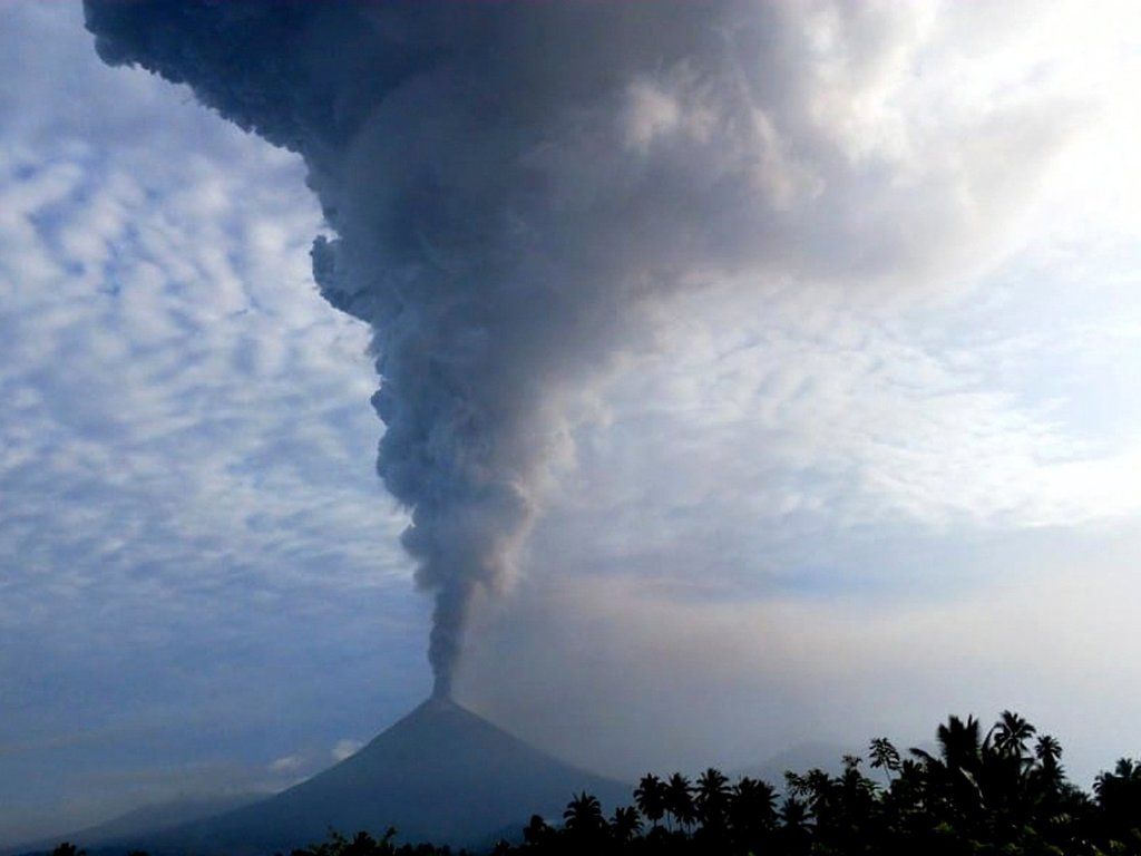 Indonesian volcano eruption sends ash 7,500 metres…