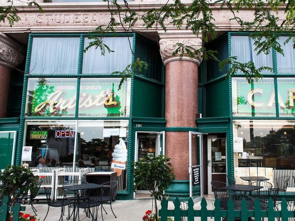 Artists Cafe on Michigan Avenue closes after 58 years