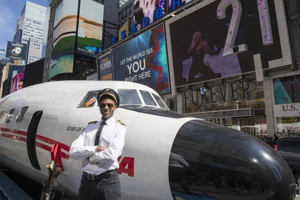 New York: Lockheed passenger jet makes Times Square…