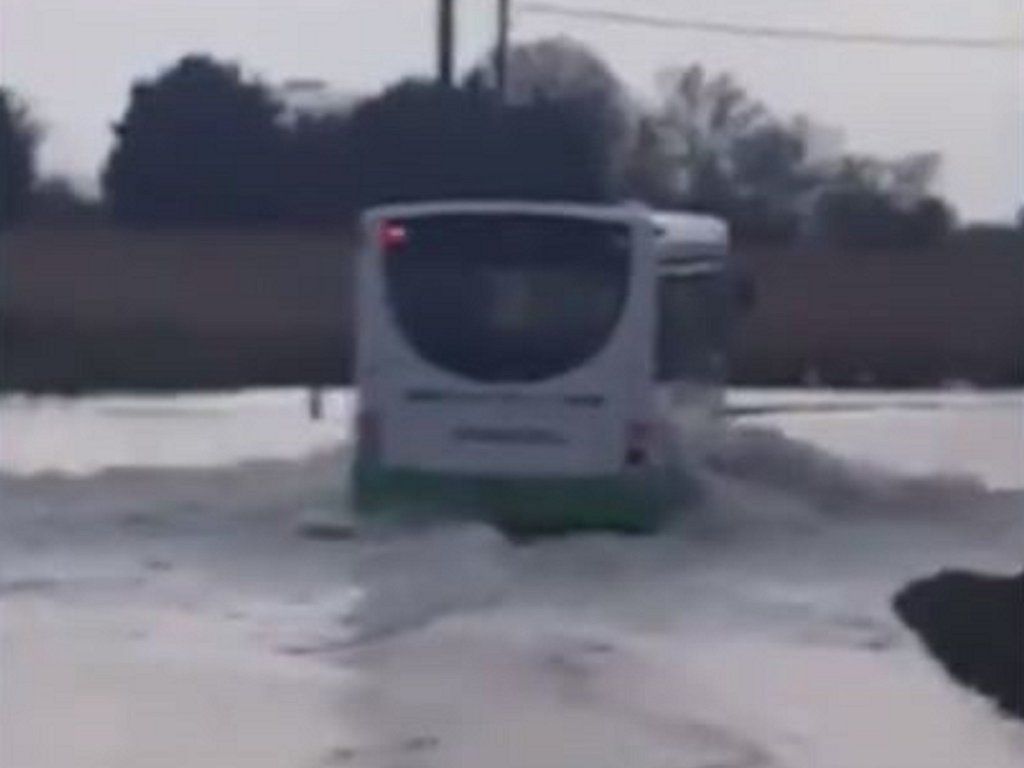 Essex floods: Bus overtakes cars queuing on flooded…