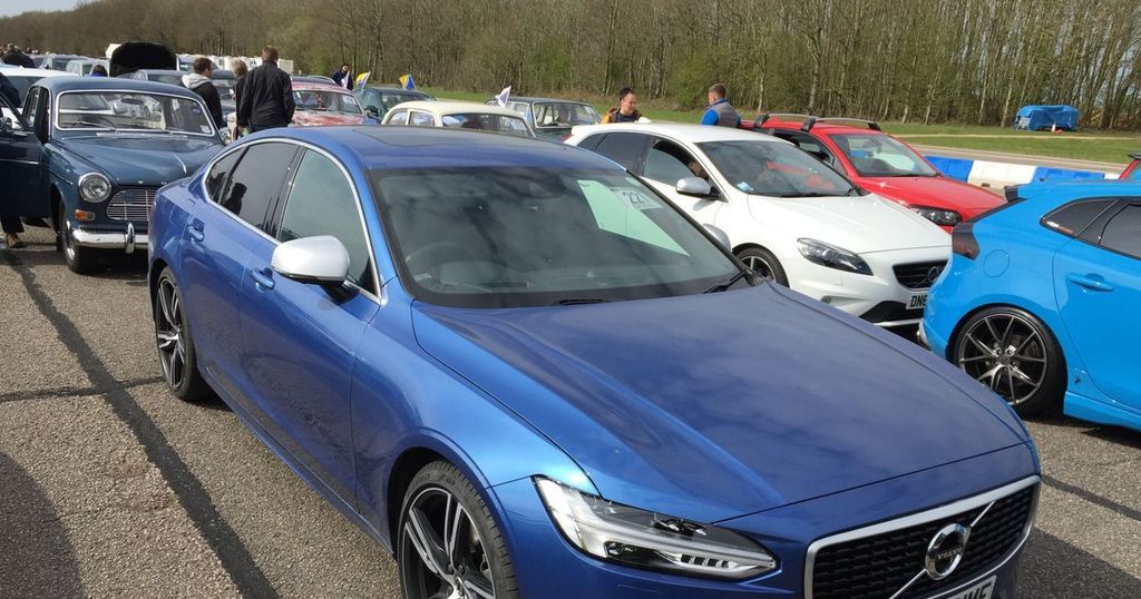 Watch Volvo fans go for a record