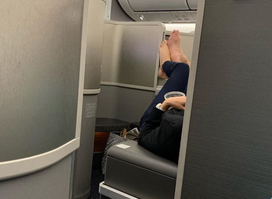 American Airlines passengers shamed for doing barefoot…