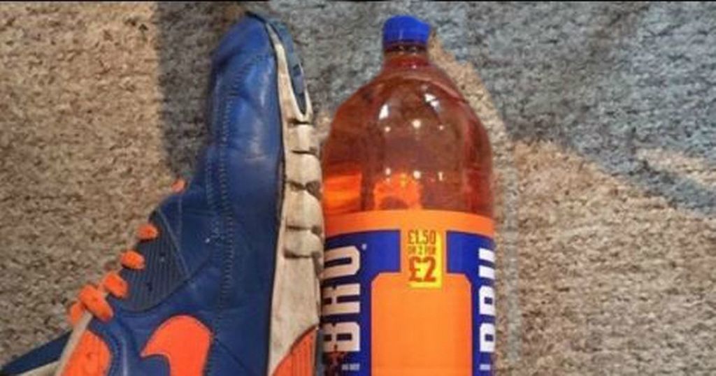 Tinder singleton shows off massive feet by comparing…