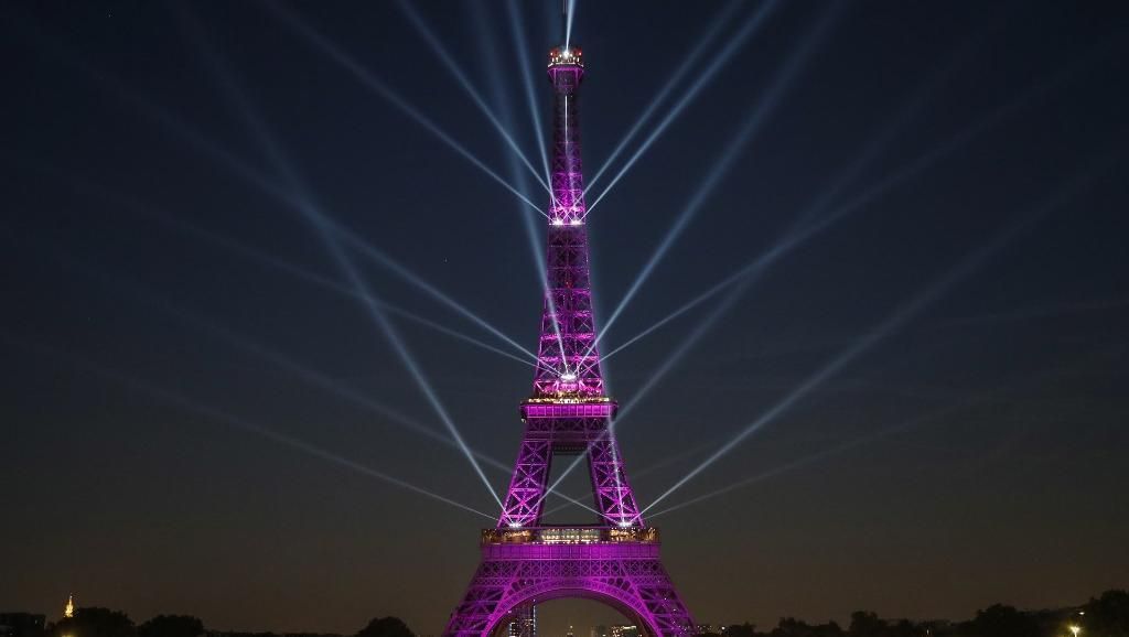 Eiffel Tower in laser and strobe light show for 130th…