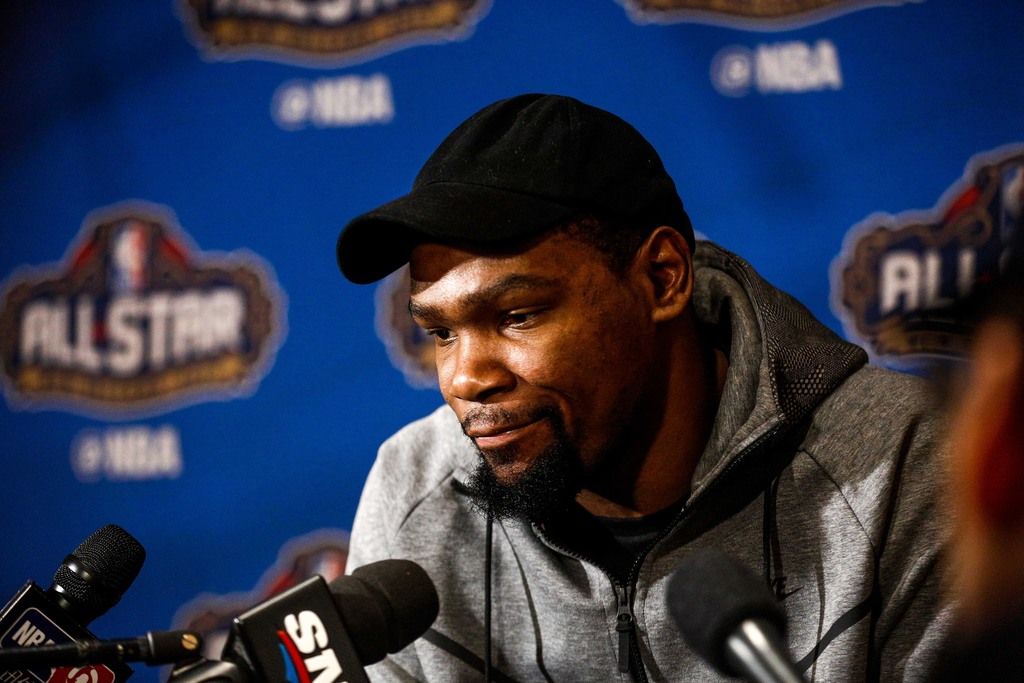 Kevin Durant reading something turned into a hilarious…