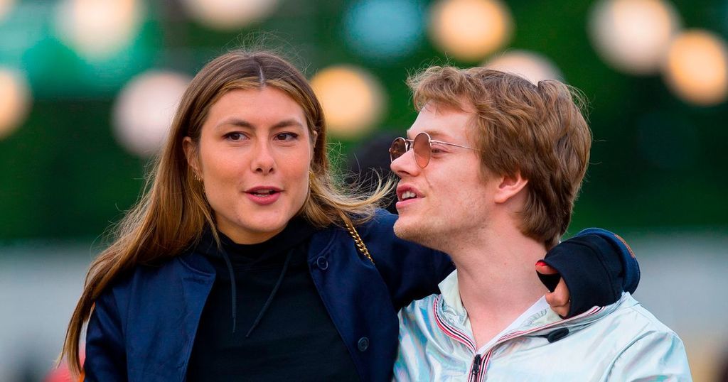 Alfie Allen kisses new girlfriend at festival after…