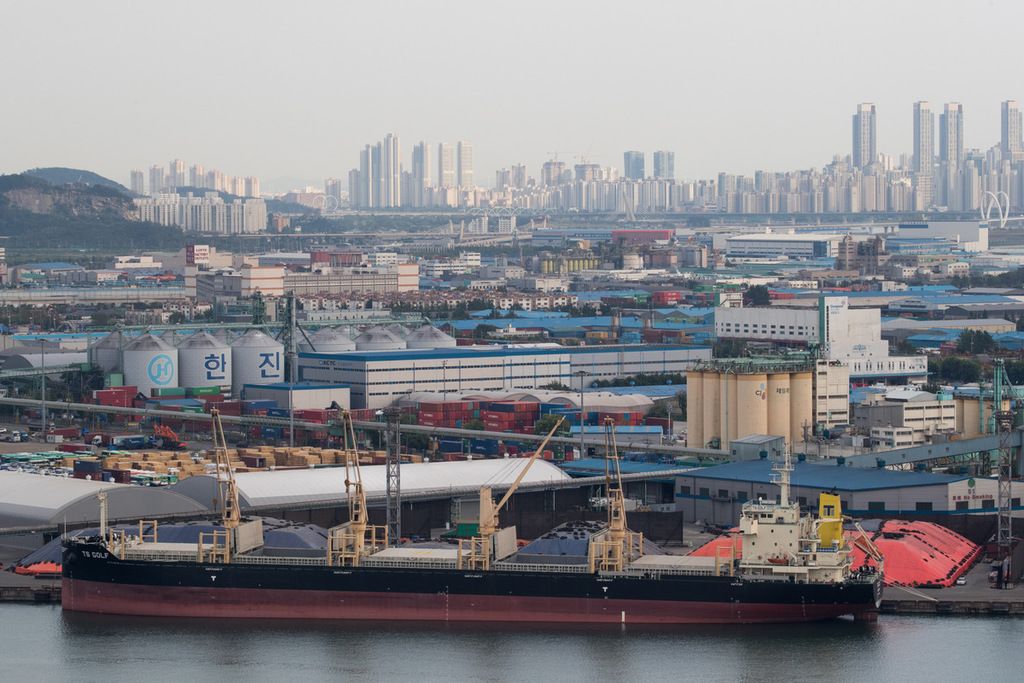 Hahn Mulls $4 Billion Sale of Korea's H-Line Shipping