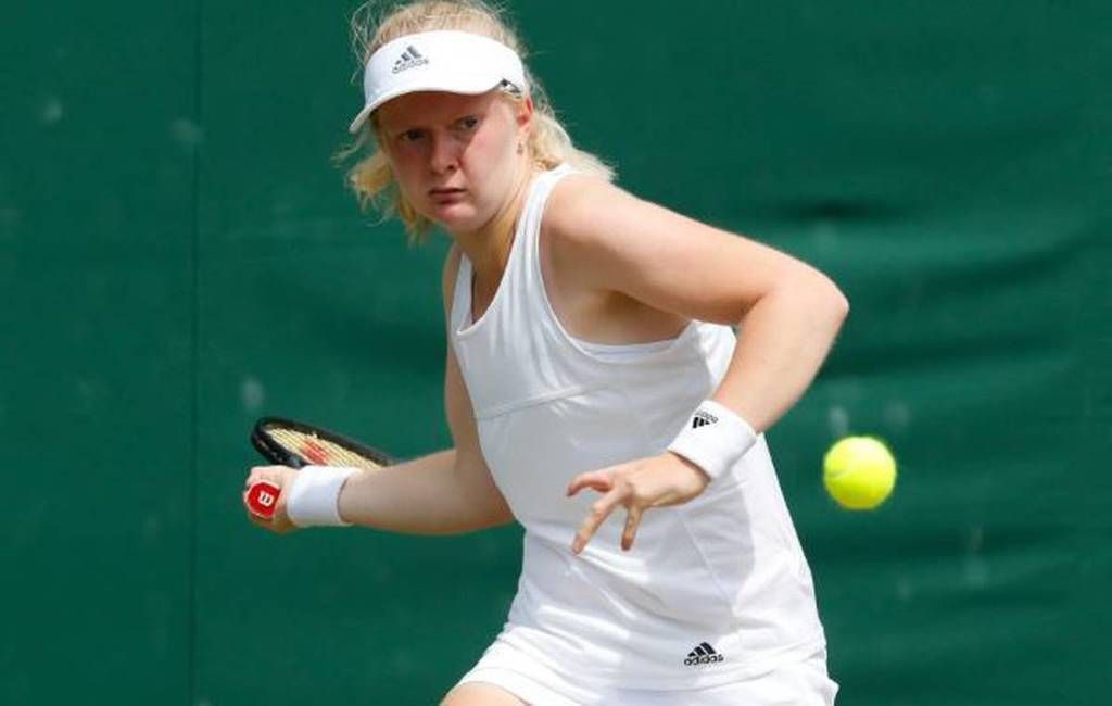 Wimbledon: Tennis player Fran Jones has eight fingers,…