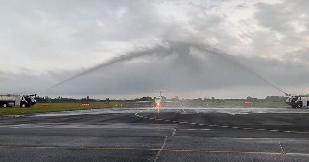This is the bizarre 'water salute' tribute a pilot…
